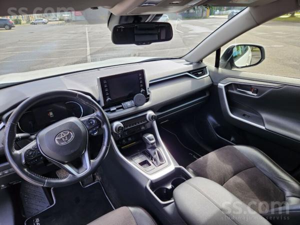 White Toyota RAV4 2019 in Riga, with an engine capacity of 2.50 L and mileage of 82 thousand km for 22500 €, photo 6 on AUTOMOTO.COM.LV