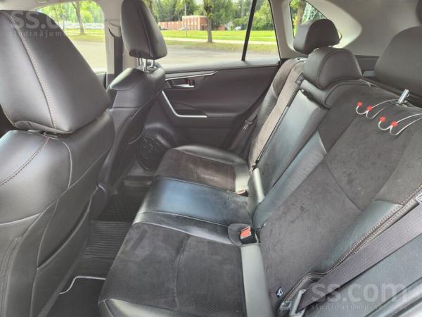White Toyota RAV4 2019 in Riga, with an engine capacity of 2.50 L and mileage of 82 thousand km for 22500 €, photo 8 on AUTOMOTO.COM.LV