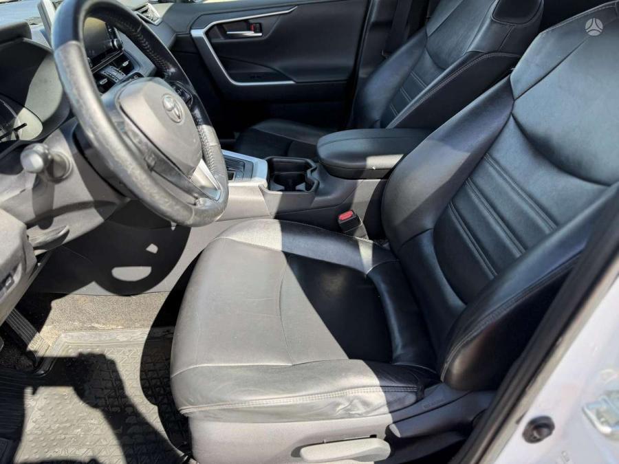 Balts Toyota RAV4 2019 Kauņa, ar dzinēja tilpumu 2.49 L un nobraukumu 1 tūkst. km par 13500 €, foto 9 vietnē AUTOMOTO.COM.LV