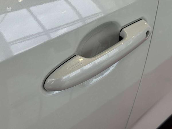 White Toyota RAV4 2019 in Siauliai, with an engine capacity of 2.49 L and mileage of 148 thousand km for 23900 €, photo 10 on AUTOMOTO.COM.LV