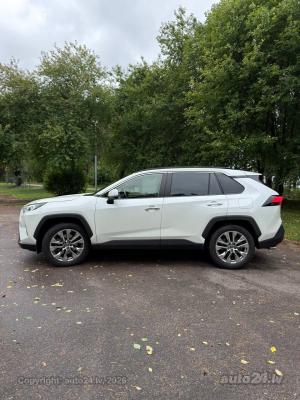 White Toyota RAV4 2019 in Maardu, with an engine capacity of 2.00 L and mileage of 76 thousand km for 27000 €, photo 4 on AUTOMOTO.COM.LV