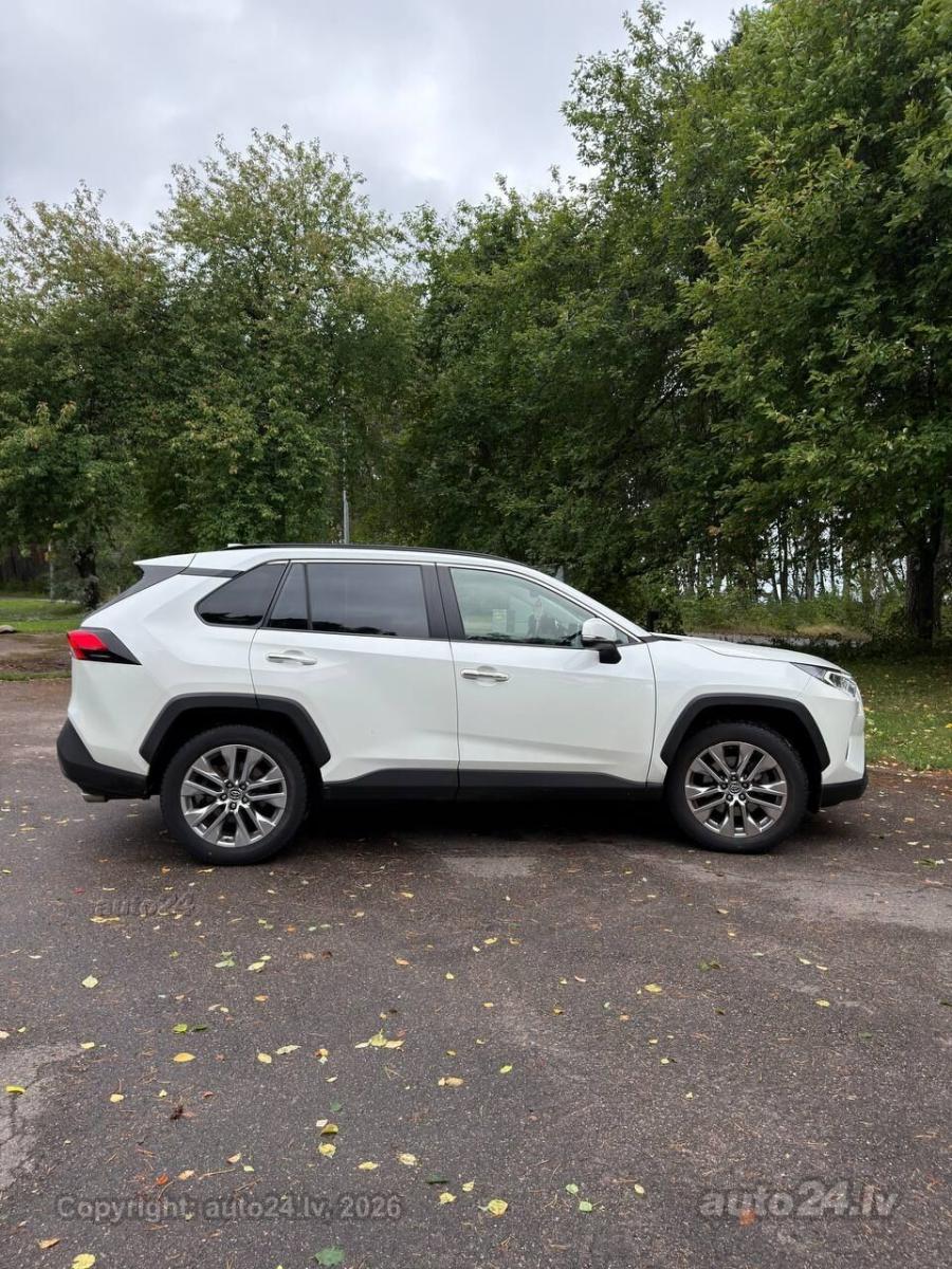 White Toyota RAV4 2019 in Maardu, with an engine capacity of 2.00 L and mileage of 76 thousand km for 27000 €, photo 6 on AUTOMOTO.COM.LV