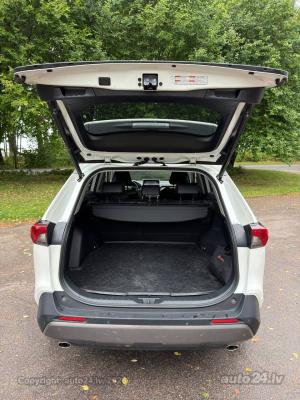 White Toyota RAV4 2019 in Maardu, with an engine capacity of 2.00 L and mileage of 76 thousand km for 27000 €, photo 8 on AUTOMOTO.COM.LV