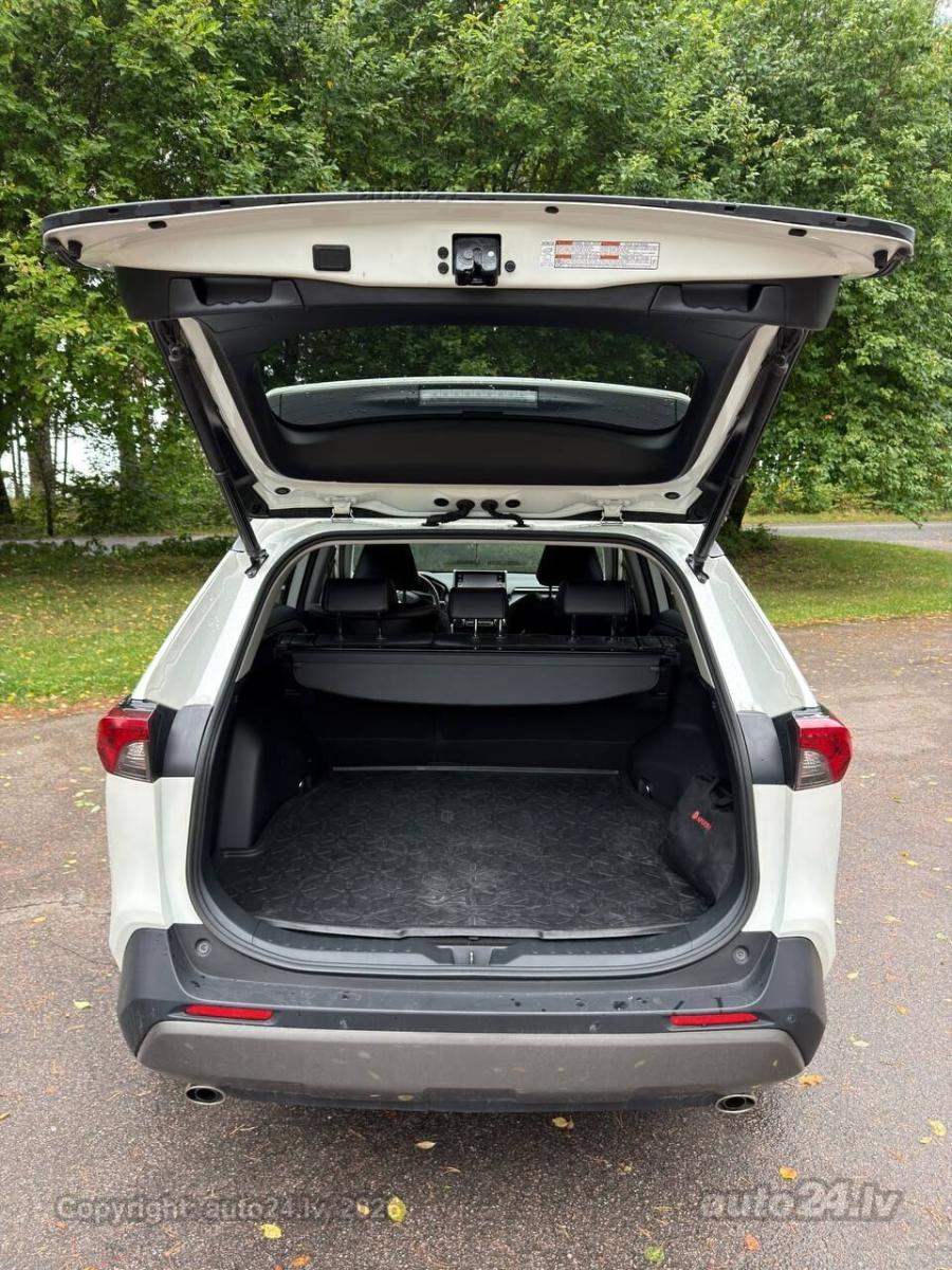 White Toyota RAV4 2019 in Maardu, with an engine capacity of 2.00 L and mileage of 76 thousand km for 27000 €, photo 8 on AUTOMOTO.COM.LV