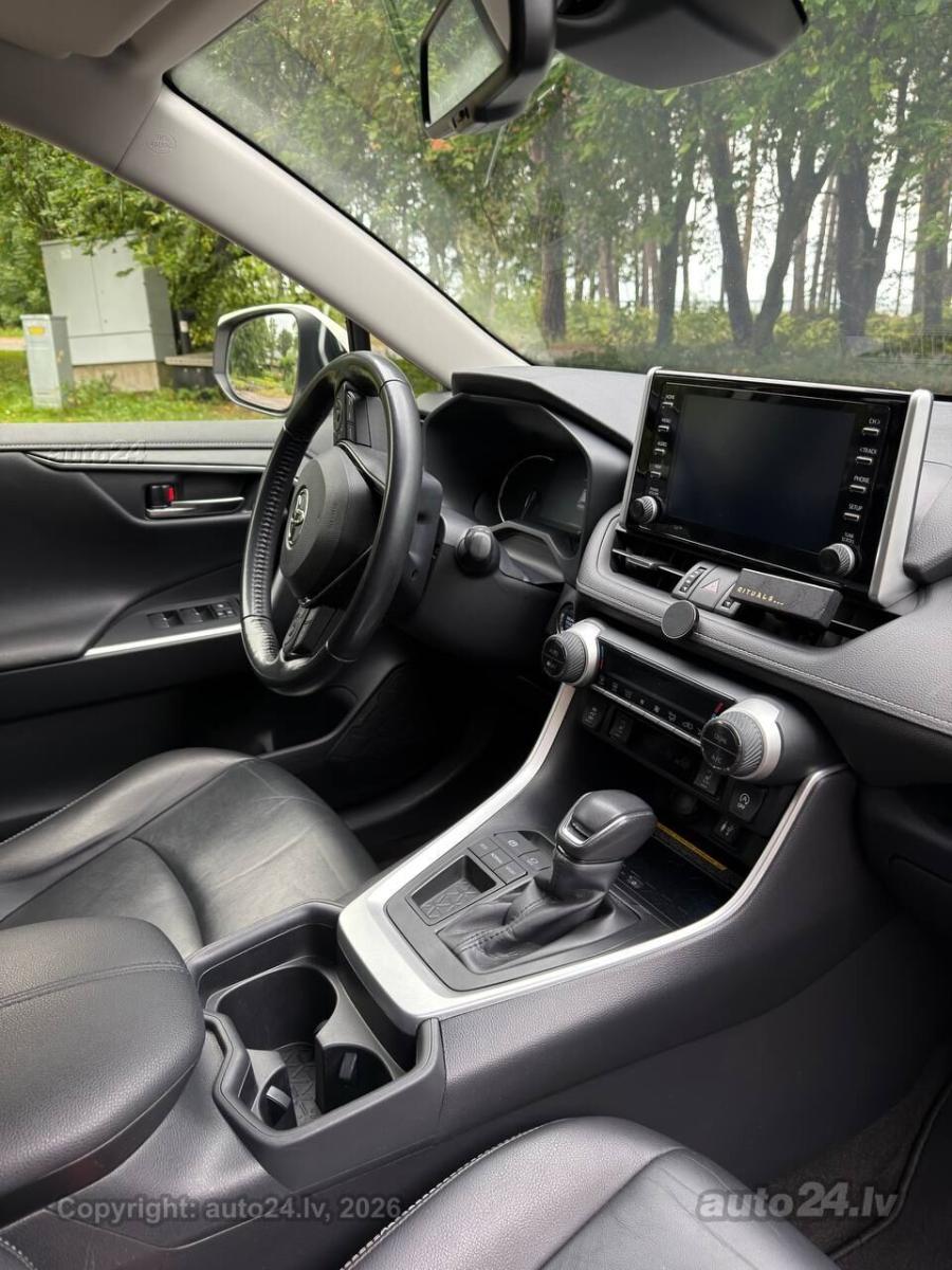 White Toyota RAV4 2019 in Maardu, with an engine capacity of 2.00 L and mileage of 76 thousand km for 27000 €, photo 9 on AUTOMOTO.COM.LV