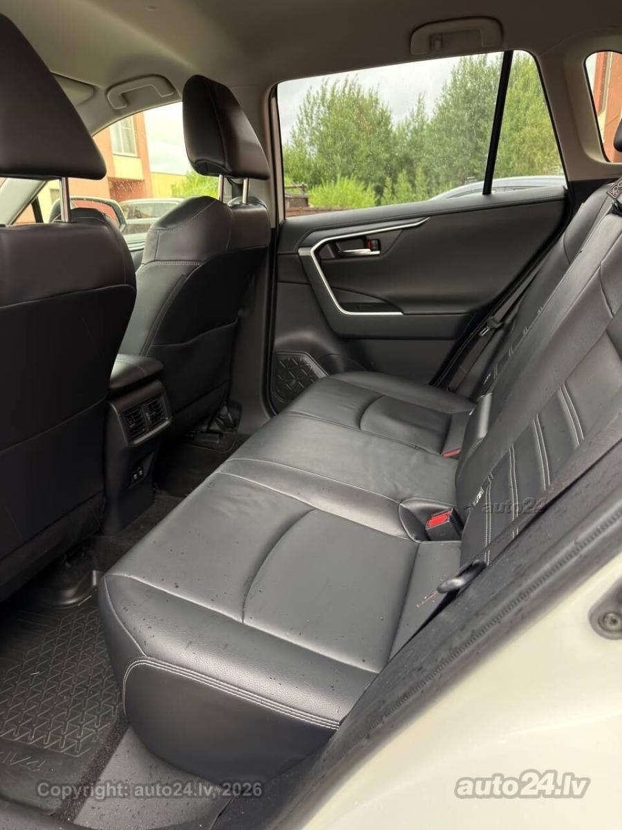 White Toyota RAV4 2019 in Maardu, with an engine capacity of 2.00 L and mileage of 76 thousand km for 27000 €, photo 15 on AUTOMOTO.COM.LV