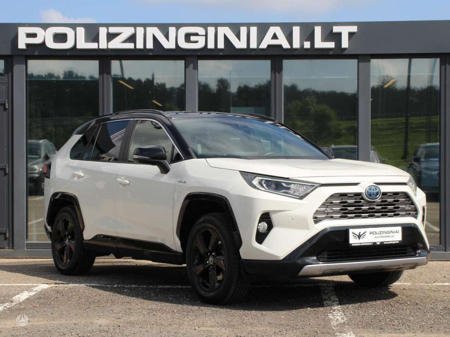 White Toyota RAV4 2019 in Vilnius, with an engine capacity of 2.49 L and mileage of 229 thousand km for 21000 €, photo 3 on AUTOMOTO.COM.LV
