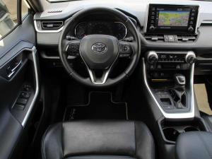 White Toyota RAV4 2019 in Vilnius, with an engine capacity of 2.49 L and mileage of 229 thousand km for 21000 €, photo 6 on AUTOMOTO.COM.LV
