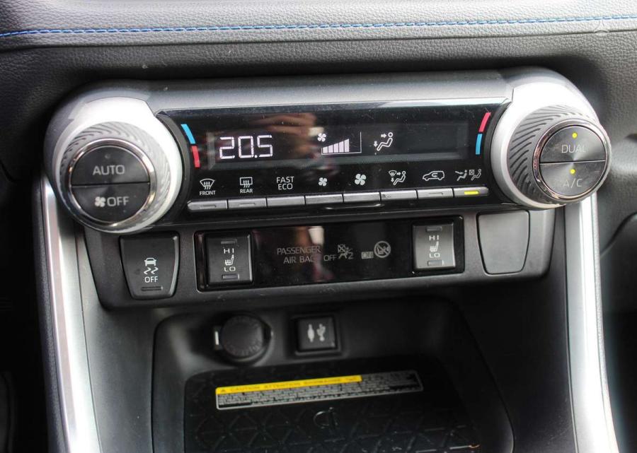 White Toyota RAV4 2019 in Vilnius, with an engine capacity of 2.49 L and mileage of 229 thousand km for 21000 €, photo 13 on AUTOMOTO.COM.LV