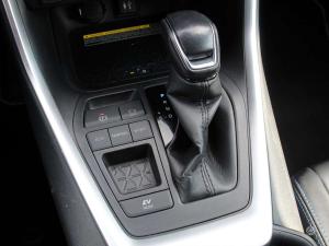 White Toyota RAV4 2019 in Vilnius, with an engine capacity of 2.49 L and mileage of 229 thousand km for 21000 €, photo 14 on AUTOMOTO.COM.LV