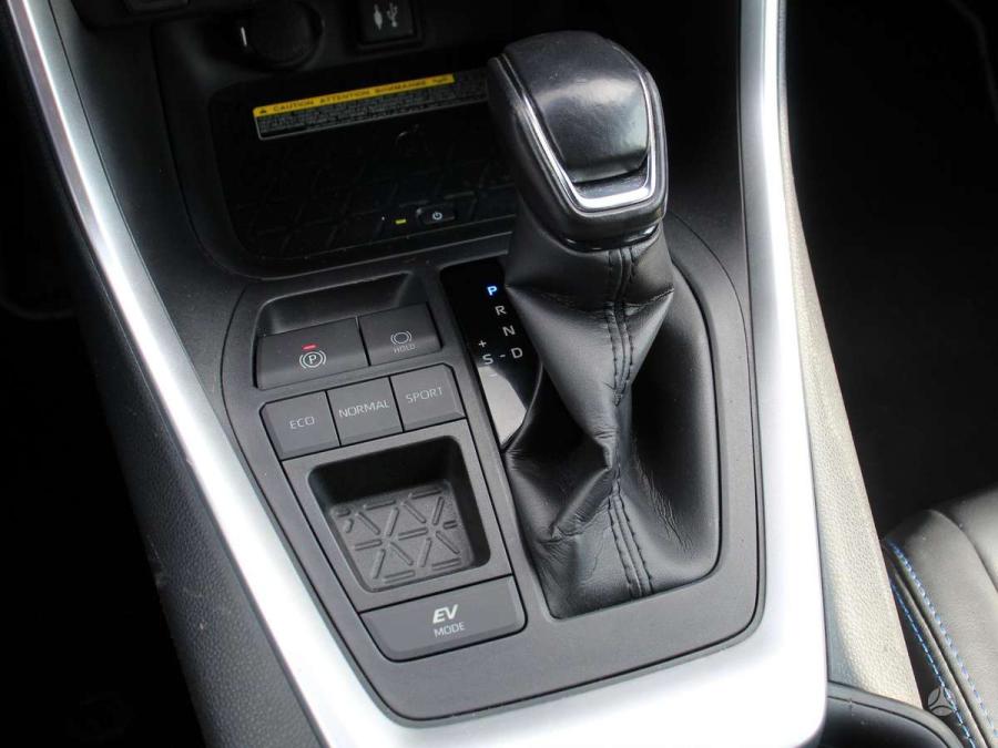 White Toyota RAV4 2019 in Vilnius, with an engine capacity of 2.49 L and mileage of 229 thousand km for 21000 €, photo 14 on AUTOMOTO.COM.LV