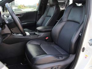 White Toyota RAV4 2019 in Vilnius, with an engine capacity of 2.49 L and mileage of 229 thousand km for 21000 €, photo 15 on AUTOMOTO.COM.LV