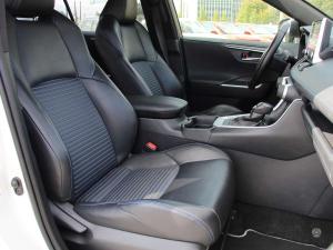 White Toyota RAV4 2019 in Vilnius, with an engine capacity of 2.49 L and mileage of 229 thousand km for 21000 €, photo 16 on AUTOMOTO.COM.LV