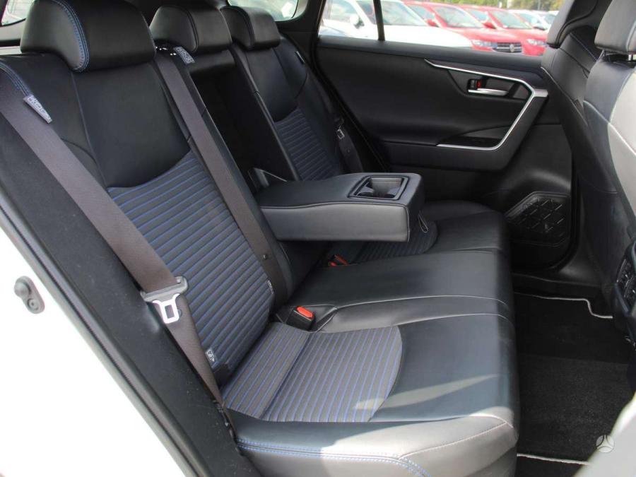 White Toyota RAV4 2019 in Vilnius, with an engine capacity of 2.49 L and mileage of 229 thousand km for 21000 €, photo 18 on AUTOMOTO.COM.LV