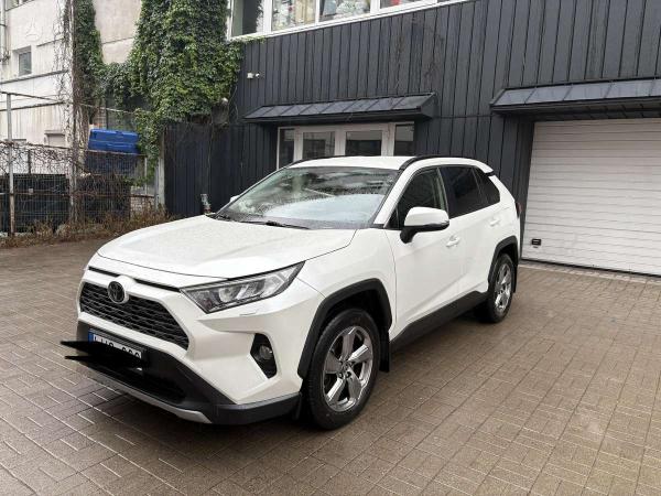 Toyota RAV4 2019 in Vilnius on AUTOMOTO.COM.LV White Toyota RAV4 2019 in Vilnius, with an engine capacity of 1.99 L and mileage of 77 thousand km for 21000 €, photo 1 on AUTOMOTO.COM.LV