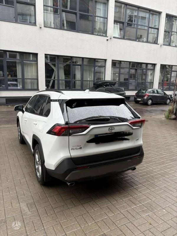 Toyota RAV4 2019 in Vilnius on AUTOMOTO.COM.LV White Toyota RAV4 2019 in Vilnius, with an engine capacity of 1.99 L and mileage of 77 thousand km for 21000 €, photo 4 on AUTOMOTO.COM.LV
