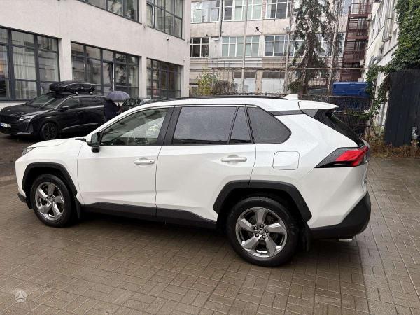 Toyota RAV4 2019 in Vilnius on AUTOMOTO.COM.LV White Toyota RAV4 2019 in Vilnius, with an engine capacity of 1.99 L and mileage of 77 thousand km for 21000 €, photo 10 on AUTOMOTO.COM.LV