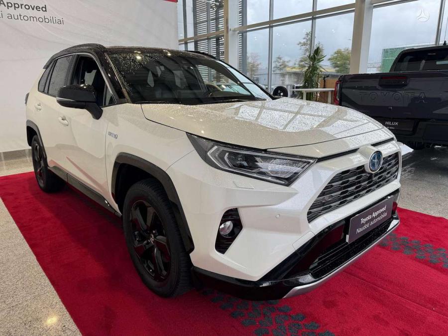 White Toyota RAV4 2019 in Siauliai, with an engine capacity of 2.49 L and mileage of 71 thousand km for 29900 €, photo 3 on AUTOMOTO.COM.LV