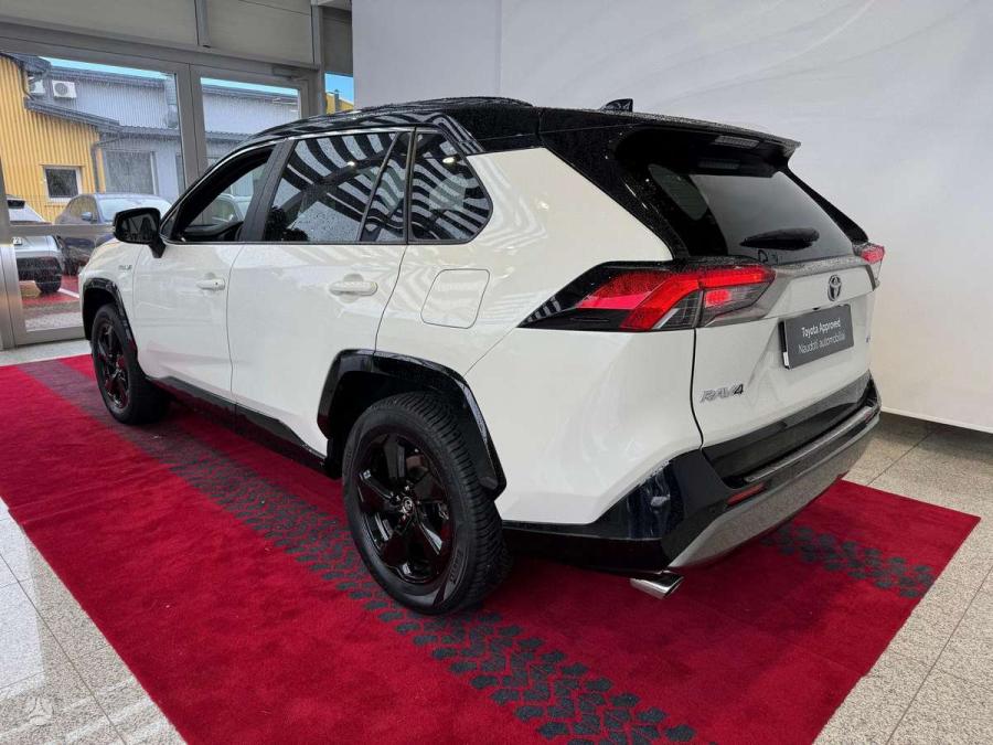 White Toyota RAV4 2019 in Siauliai, with an engine capacity of 2.49 L and mileage of 71 thousand km for 29900 €, photo 5 on AUTOMOTO.COM.LV