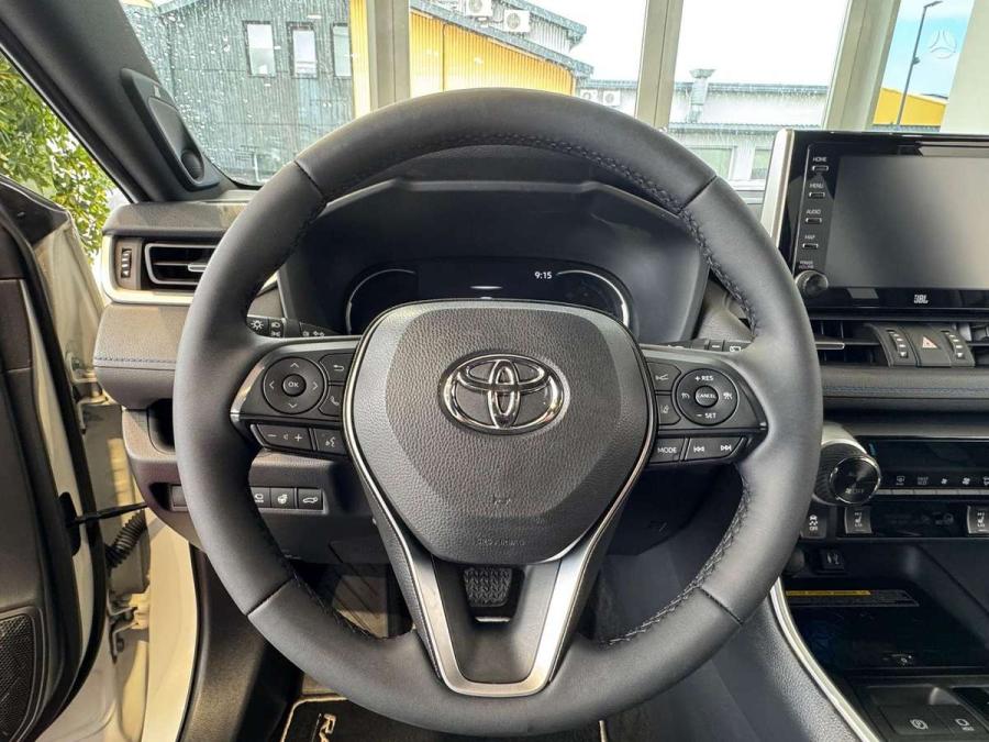 White Toyota RAV4 2019 in Siauliai, with an engine capacity of 2.49 L and mileage of 71 thousand km for 29900 €, photo 12 on AUTOMOTO.COM.LV