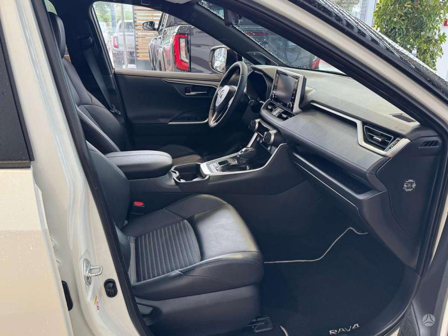 White Toyota RAV4 2019 in Siauliai, with an engine capacity of 2.49 L and mileage of 71 thousand km for 29900 €, photo 14 on AUTOMOTO.COM.LV