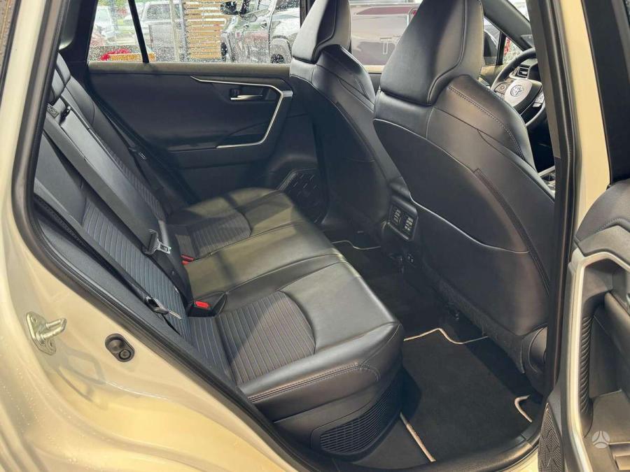 White Toyota RAV4 2019 in Siauliai, with an engine capacity of 2.49 L and mileage of 71 thousand km for 29900 €, photo 16 on AUTOMOTO.COM.LV