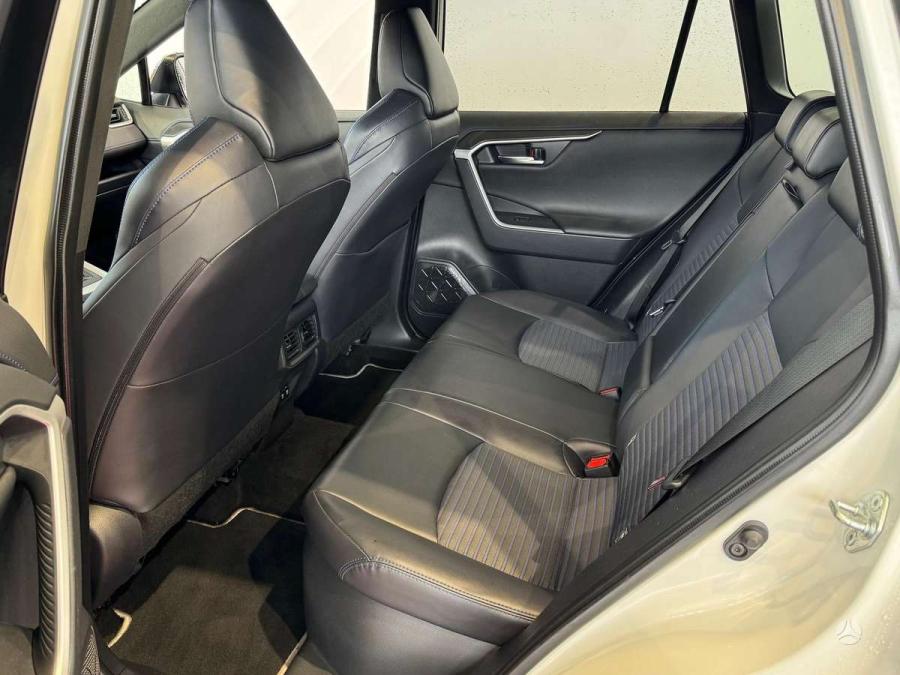 White Toyota RAV4 2019 in Siauliai, with an engine capacity of 2.49 L and mileage of 71 thousand km for 29900 €, photo 17 on AUTOMOTO.COM.LV