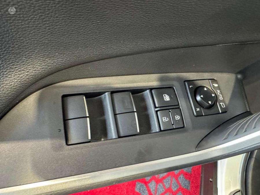 White Toyota RAV4 2019 in Siauliai, with an engine capacity of 2.49 L and mileage of 71 thousand km for 29900 €, photo 18 on AUTOMOTO.COM.LV