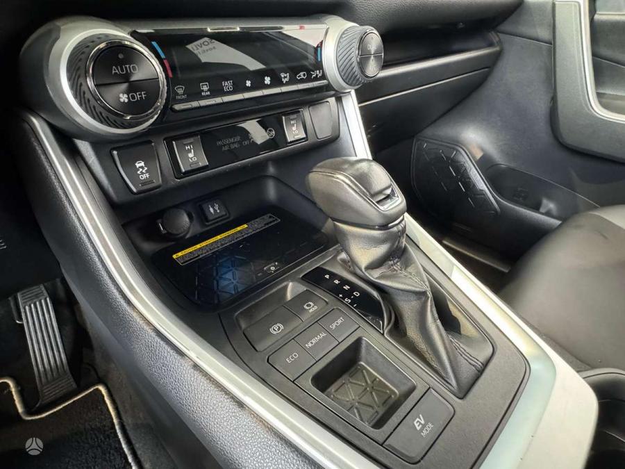 White Toyota RAV4 2019 in Siauliai, with an engine capacity of 2.49 L and mileage of 71 thousand km for 29900 €, photo 20 on AUTOMOTO.COM.LV