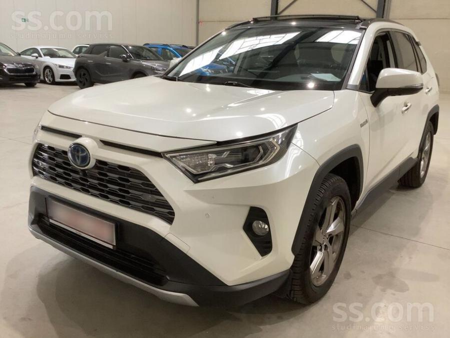 White Toyota RAV4 2019 in Daugavpils, with an engine capacity of 2.50 L and mileage of 170 thousand km for 26400 €, photo 1 on AUTOMOTO.COM.LV
