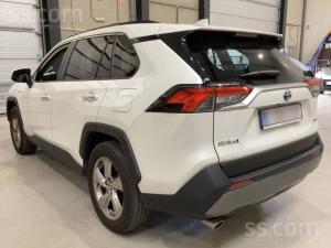 White Toyota RAV4 2019 in Daugavpils, with an engine capacity of 2.50 L and mileage of 170 thousand km for 26400 €, photo 3 on AUTOMOTO.COM.LV