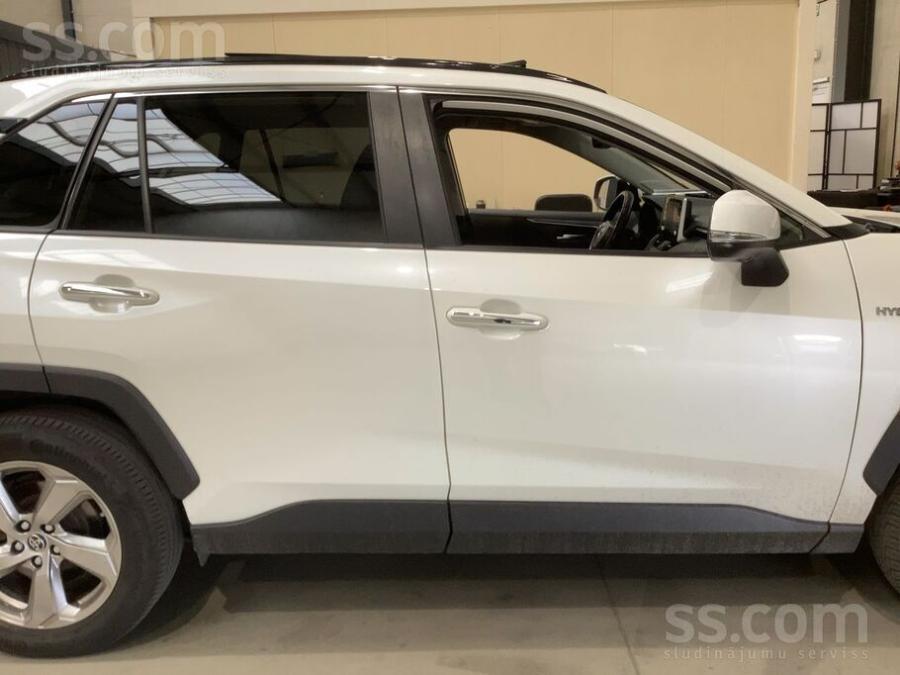 White Toyota RAV4 2019 in Daugavpils, with an engine capacity of 2.50 L and mileage of 170 thousand km for 26400 €, photo 4 on AUTOMOTO.COM.LV