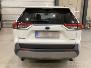White Toyota RAV4 2019 in Daugavpils, with an engine capacity of 2.50 L and mileage of 170 thousand km for 26400 €, photo 5 on AUTOMOTO.COM.LV