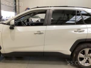 White Toyota RAV4 2019 in Daugavpils, with an engine capacity of 2.50 L and mileage of 170 thousand km for 26400 €, photo 7 on AUTOMOTO.COM.LV
