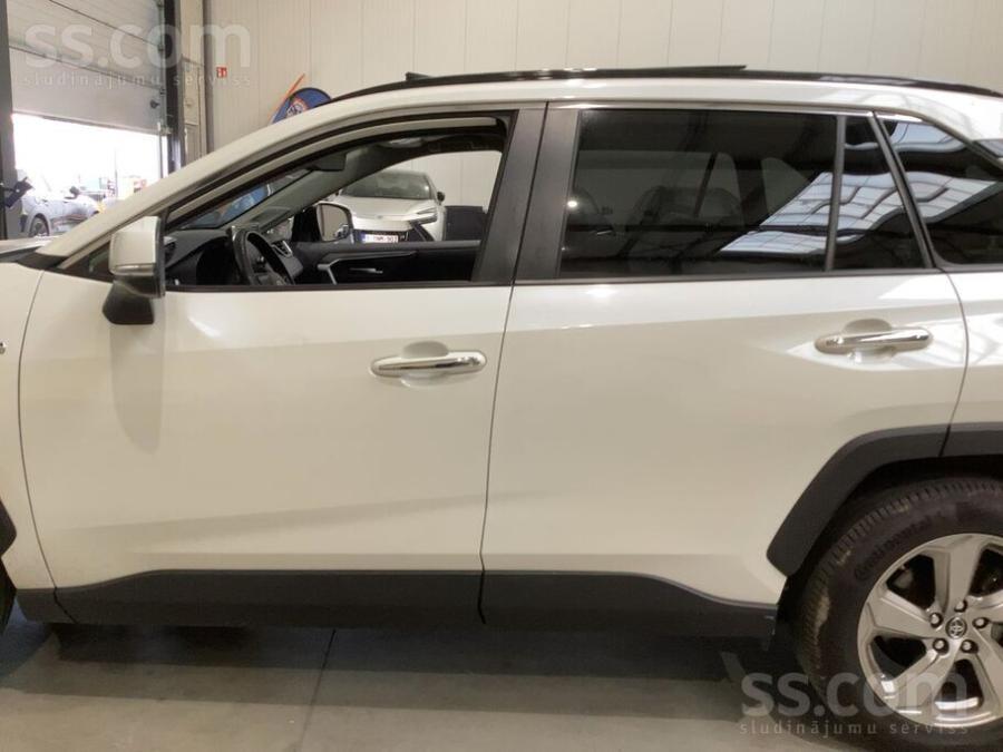 White Toyota RAV4 2019 in Daugavpils, with an engine capacity of 2.50 L and mileage of 170 thousand km for 26400 €, photo 7 on AUTOMOTO.COM.LV