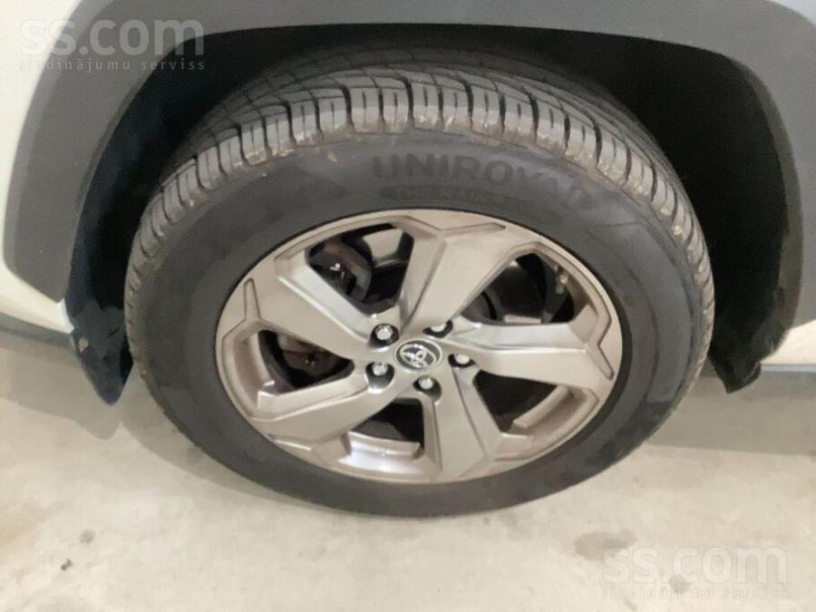 White Toyota RAV4 2019 in Daugavpils, with an engine capacity of 2.50 L and mileage of 170 thousand km for 26400 €, photo 9 on AUTOMOTO.COM.LV