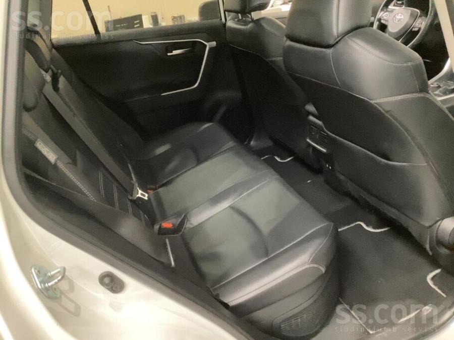 White Toyota RAV4 2019 in Daugavpils, with an engine capacity of 2.50 L and mileage of 170 thousand km for 26400 €, photo 11 on AUTOMOTO.COM.LV