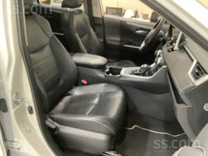 White Toyota RAV4 2019 in Daugavpils, with an engine capacity of 2.50 L and mileage of 170 thousand km for 26400 €, photo 12 on AUTOMOTO.COM.LV