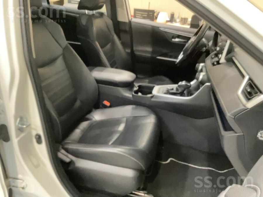 White Toyota RAV4 2019 in Daugavpils, with an engine capacity of 2.50 L and mileage of 170 thousand km for 26400 €, photo 12 on AUTOMOTO.COM.LV