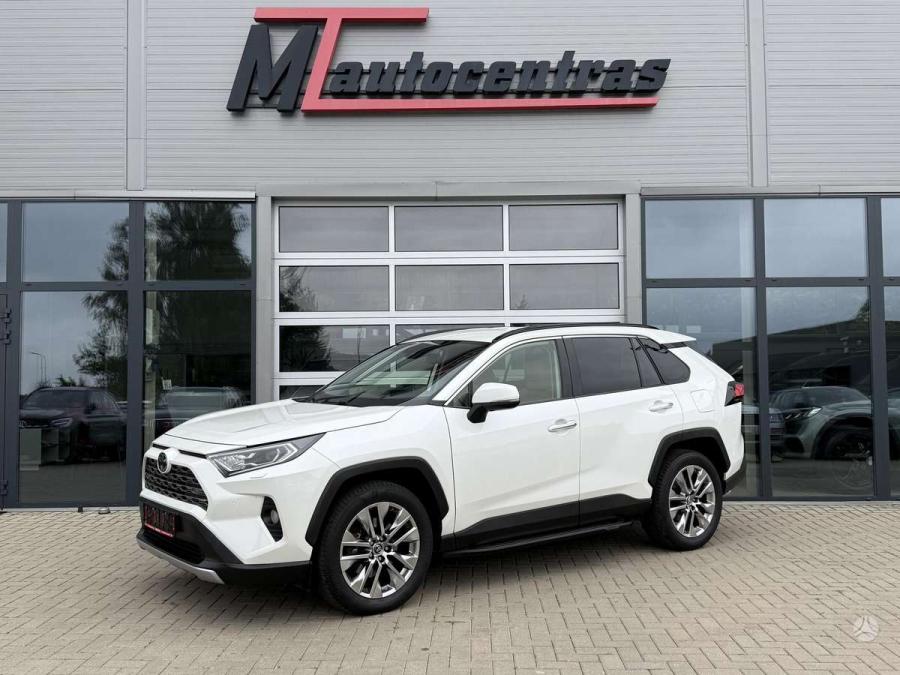 White Toyota RAV4 2019 in Vilnius, with an engine capacity of 1.99 L and mileage of 100 thousand km for 24000 €, photo 1 on AUTOMOTO.COM.LV