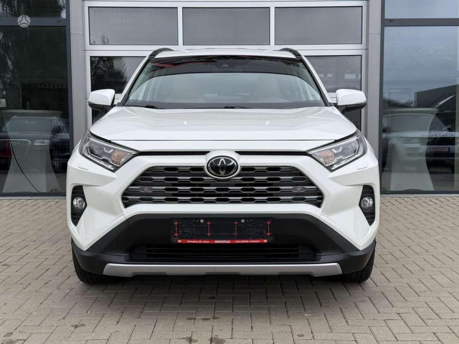 White Toyota RAV4 2019 in Vilnius, with an engine capacity of 1.99 L and mileage of 100 thousand km for 24000 €, photo 4 on AUTOMOTO.COM.LV