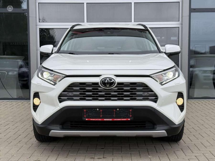 White Toyota RAV4 2019 in Vilnius, with an engine capacity of 1.99 L and mileage of 100 thousand km for 24000 €, photo 5 on AUTOMOTO.COM.LV