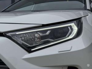 White Toyota RAV4 2019 in Vilnius, with an engine capacity of 1.99 L and mileage of 100 thousand km for 24000 €, photo 7 on AUTOMOTO.COM.LV