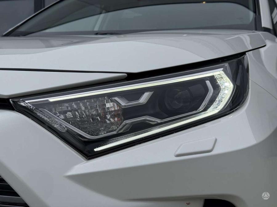 White Toyota RAV4 2019 in Vilnius, with an engine capacity of 1.99 L and mileage of 100 thousand km for 24000 €, photo 7 on AUTOMOTO.COM.LV