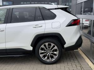 White Toyota RAV4 2019 in Vilnius, with an engine capacity of 1.99 L and mileage of 100 thousand km for 24000 €, photo 8 on AUTOMOTO.COM.LV
