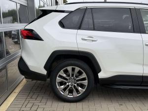 White Toyota RAV4 2019 in Vilnius, with an engine capacity of 1.99 L and mileage of 100 thousand km for 24000 €, photo 10 on AUTOMOTO.COM.LV