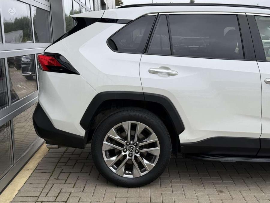 White Toyota RAV4 2019 in Vilnius, with an engine capacity of 1.99 L and mileage of 100 thousand km for 24000 €, photo 10 on AUTOMOTO.COM.LV
