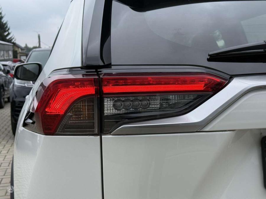 White Toyota RAV4 2019 in Vilnius, with an engine capacity of 1.99 L and mileage of 100 thousand km for 24000 €, photo 11 on AUTOMOTO.COM.LV