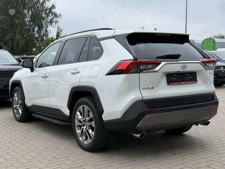 White Toyota RAV4 2019 in Vilnius, with an engine capacity of 1.99 L and mileage of 100 thousand km for 24000 €, photo 12 on AUTOMOTO.COM.LV