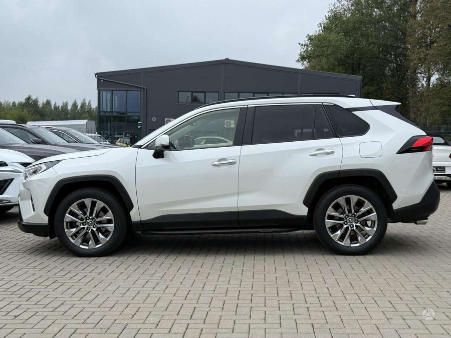 White Toyota RAV4 2019 in Vilnius, with an engine capacity of 1.99 L and mileage of 100 thousand km for 24000 €, photo 13 on AUTOMOTO.COM.LV